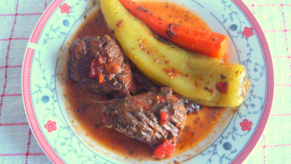 Carne de vaca in sos de rosii, « Kokinisto » – Retete grecesti